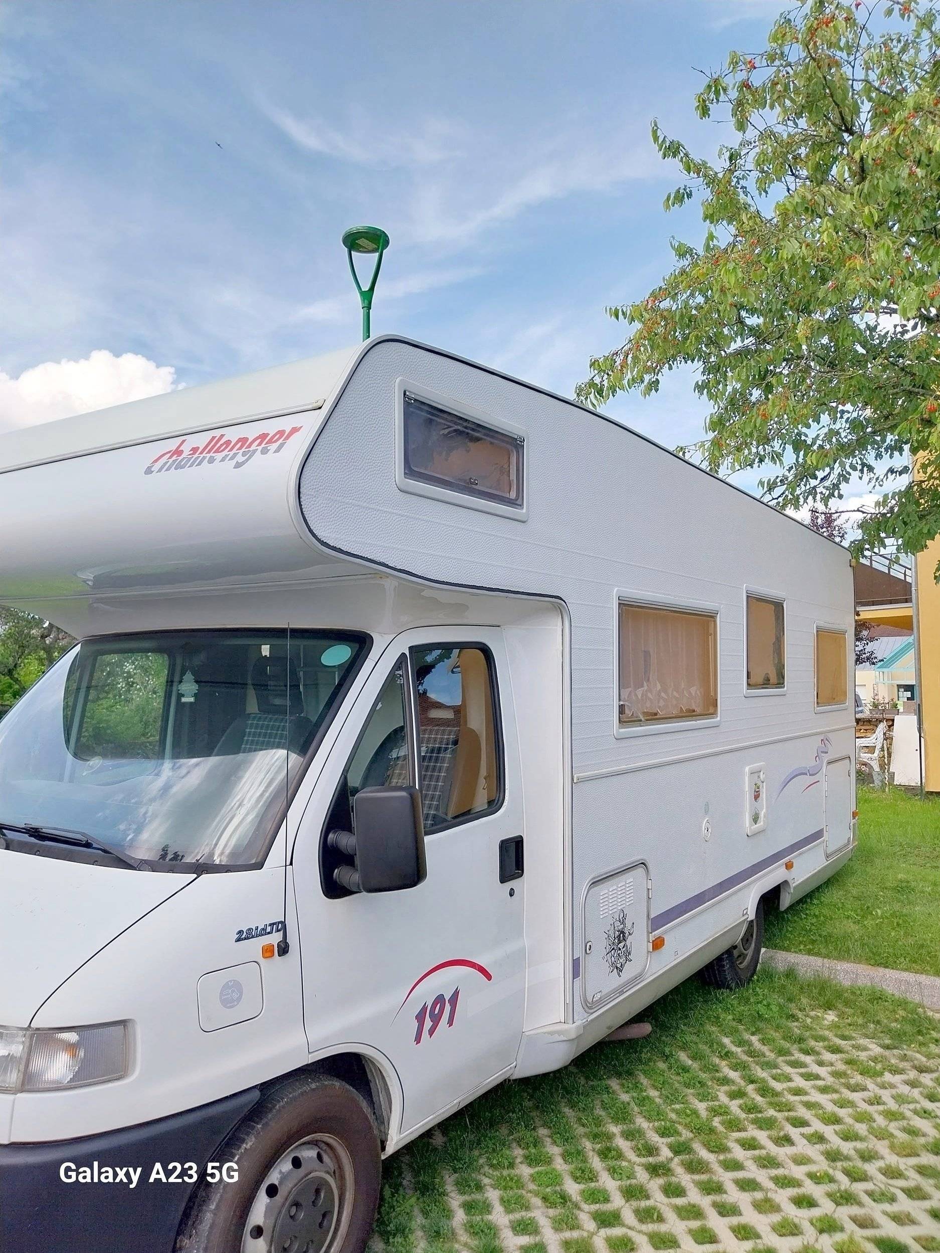 Location Camping-car capucine - Roche-lez-Beaupré - Challenger 02Max ...