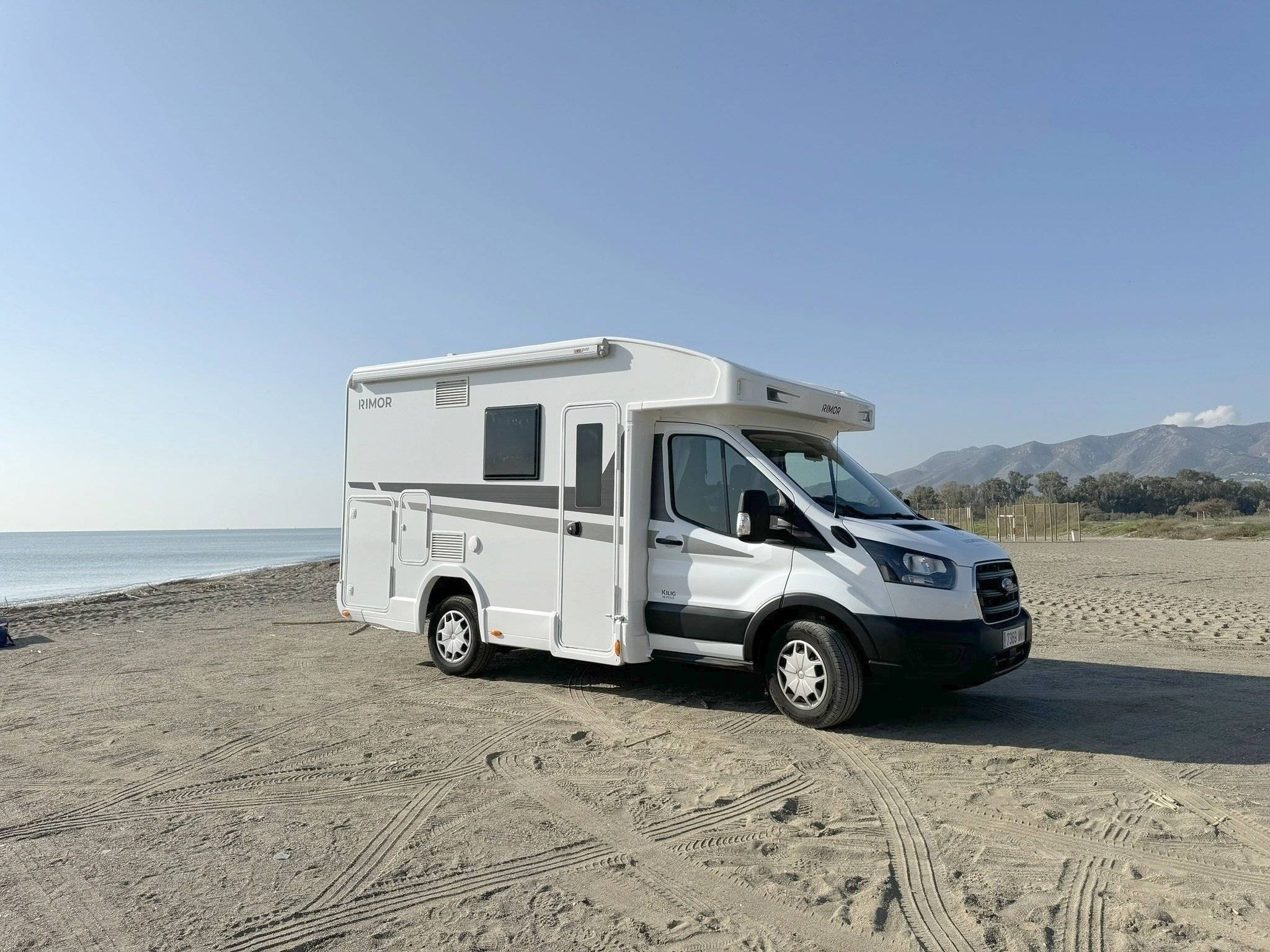 Huur Half-integraal camper - Yurreta - Rimor Kilig 18 Plus - 5,95 ...