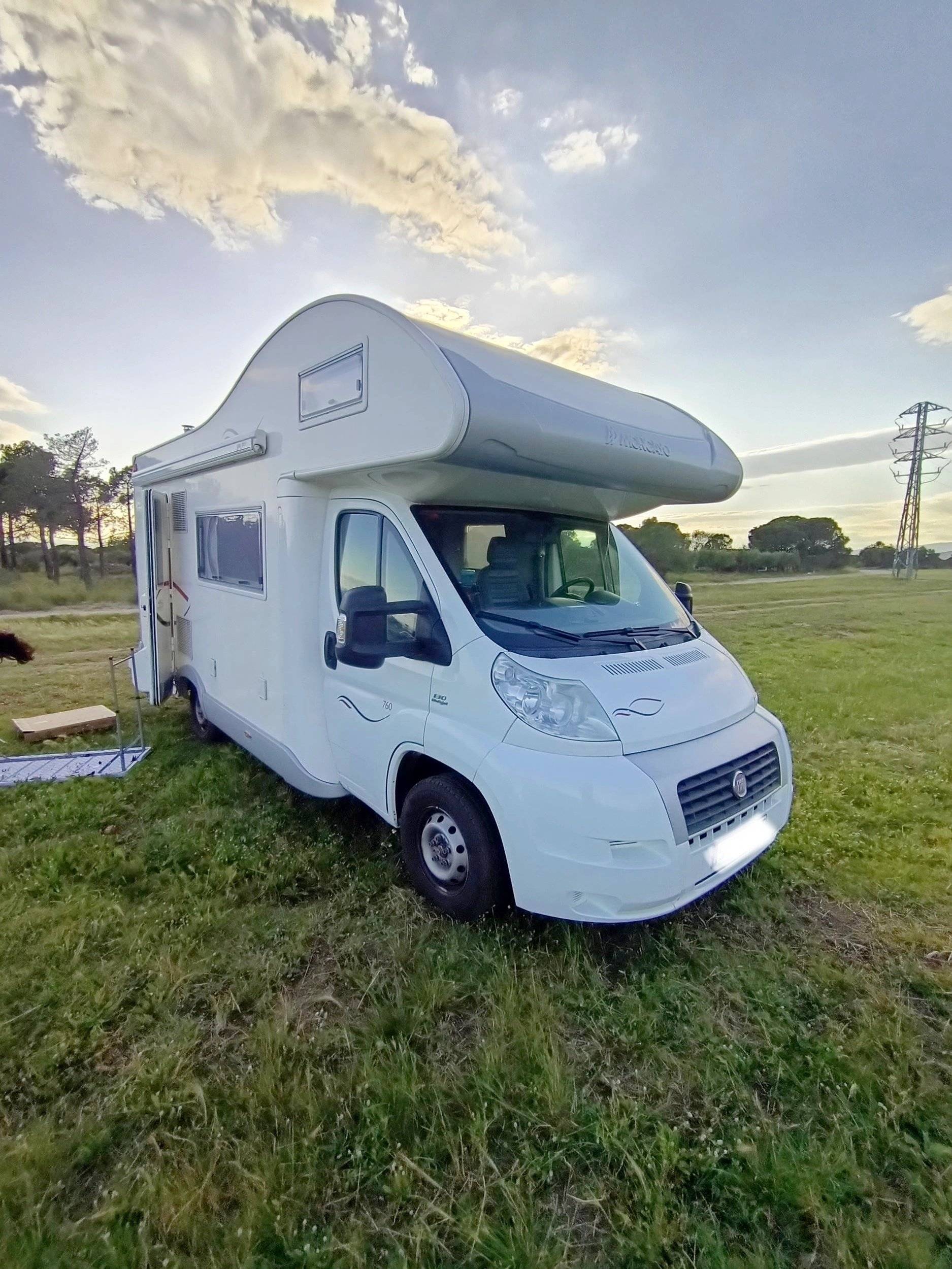 Location Camping-car capucine - Pau - 78908 - Moncayo medit… - Yescapa