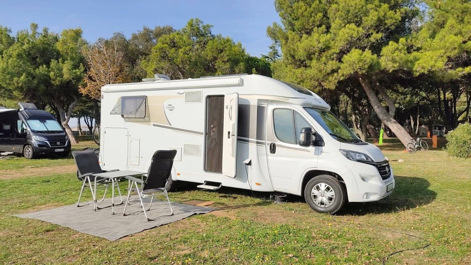 Huur Half-integraal camper - Radolfzell am Bodensee - Carado T 447 ...