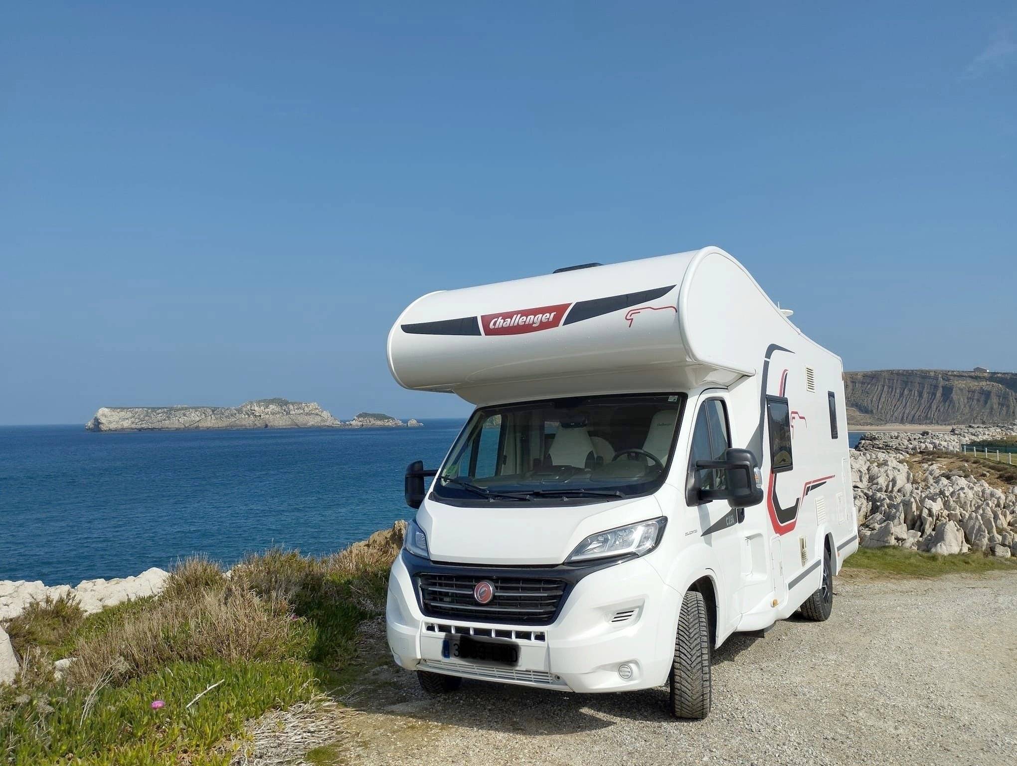 Location Coach-built motorhome - Requejada - Challenger C256 - 59190 ...