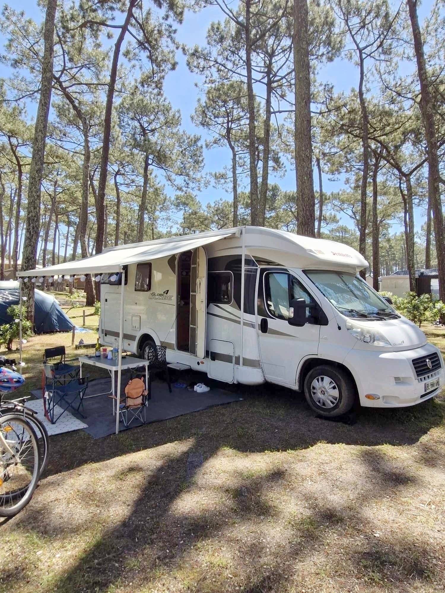 Location Camping-car profilé - Simeyrols - 94787 - Dethleff… - Yescapa